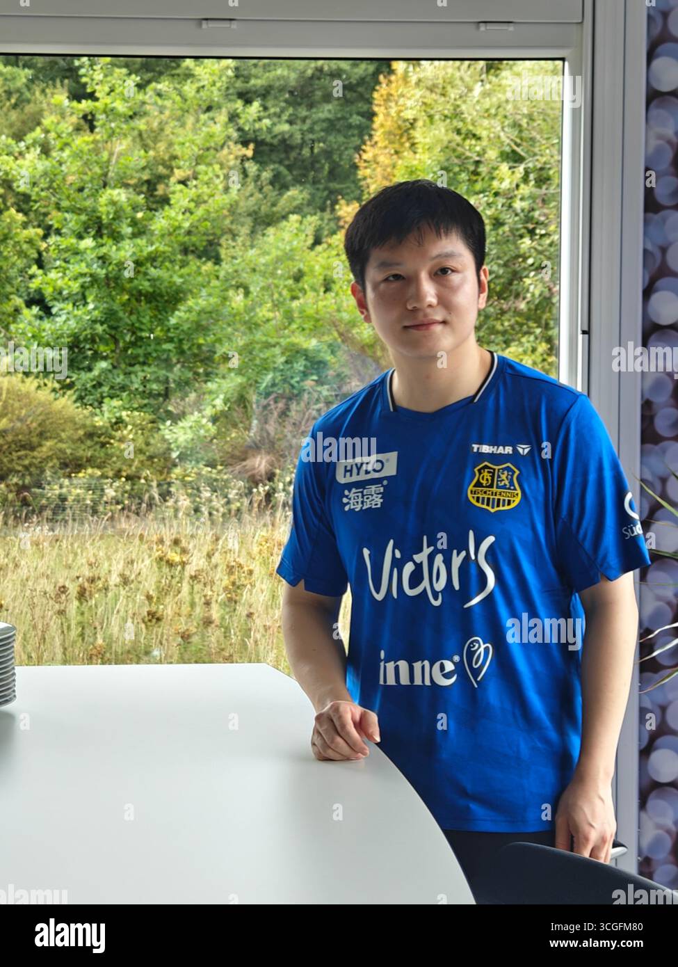 (250828) -- SAARBRUCKEN, Aug. 28, 2025 (Xinhua) -- Chinese table tennis star Fan Zhendong poses ...