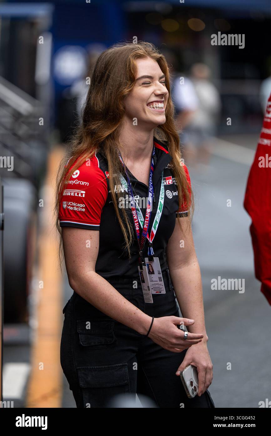 Courtney Crone (Moneygram Haas F1 Team, USA, F1 Academy Juniorin) lacht ...