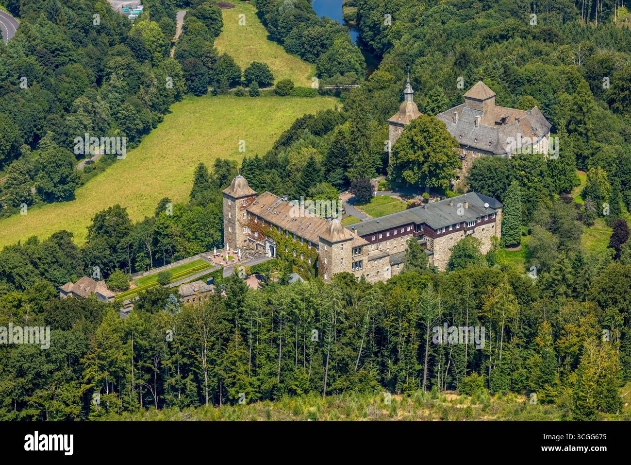 Luftbild, Burg und Burghotel Schnellenberg im Waldgebiet, Attendorn ...