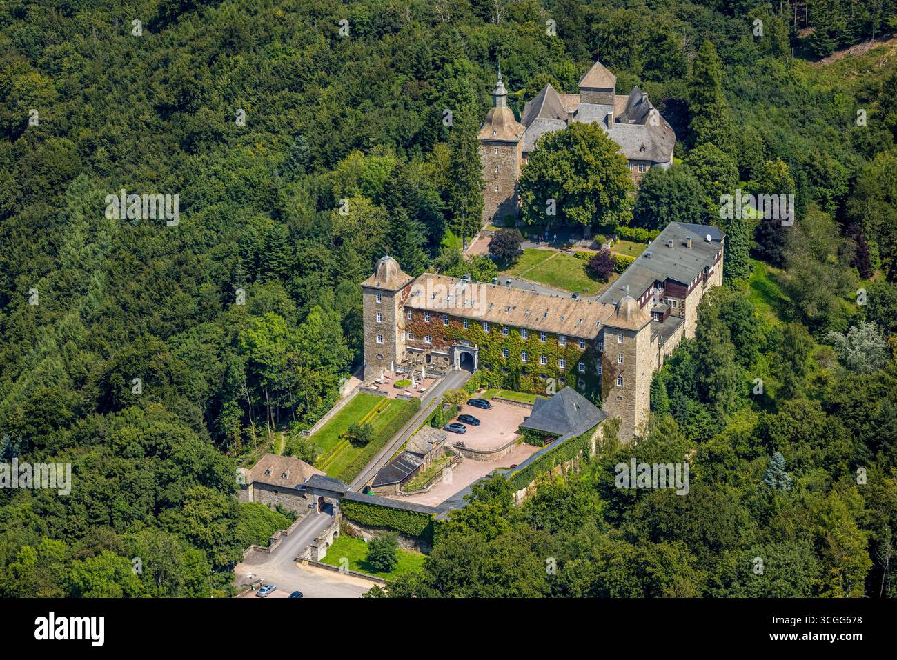 Luftbild, Burg und Burghotel Schnellenberg im Waldgebiet, Attendorn ...