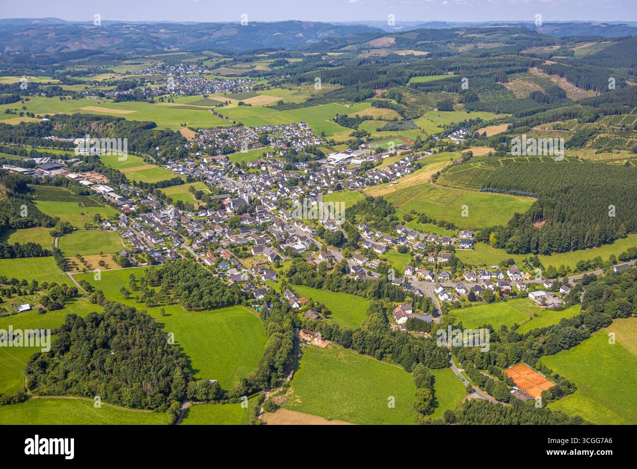 Luftbild, Wohngebiet Ortsansicht Ortsteil Fretter mit St. Matthias ...