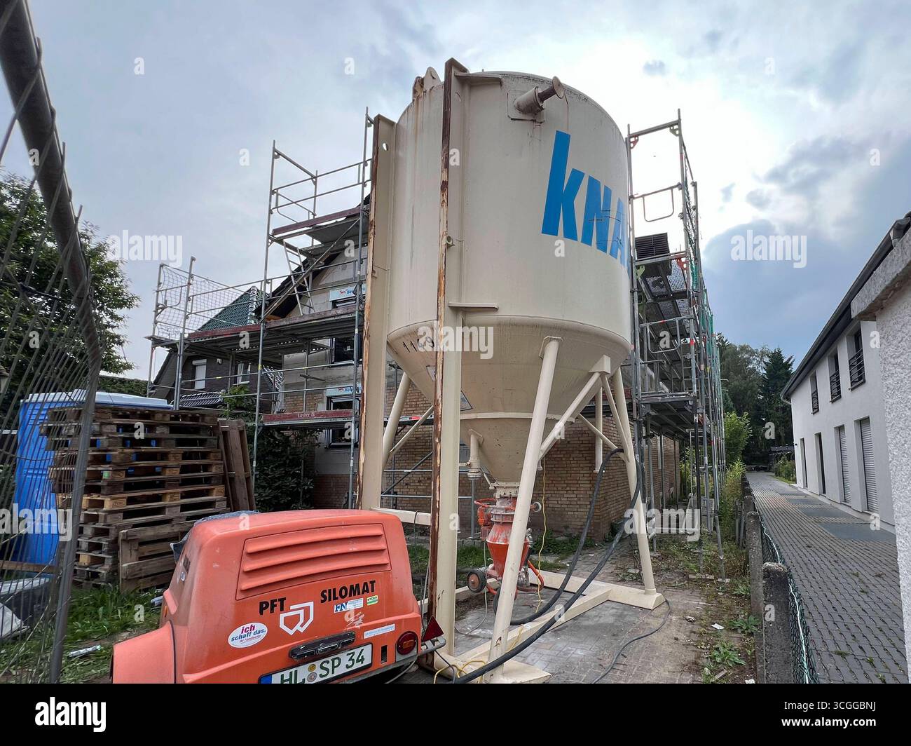 abb Knauf Transportaler weisser Silo mit Stuetzbeinen mit Baustoffen ...