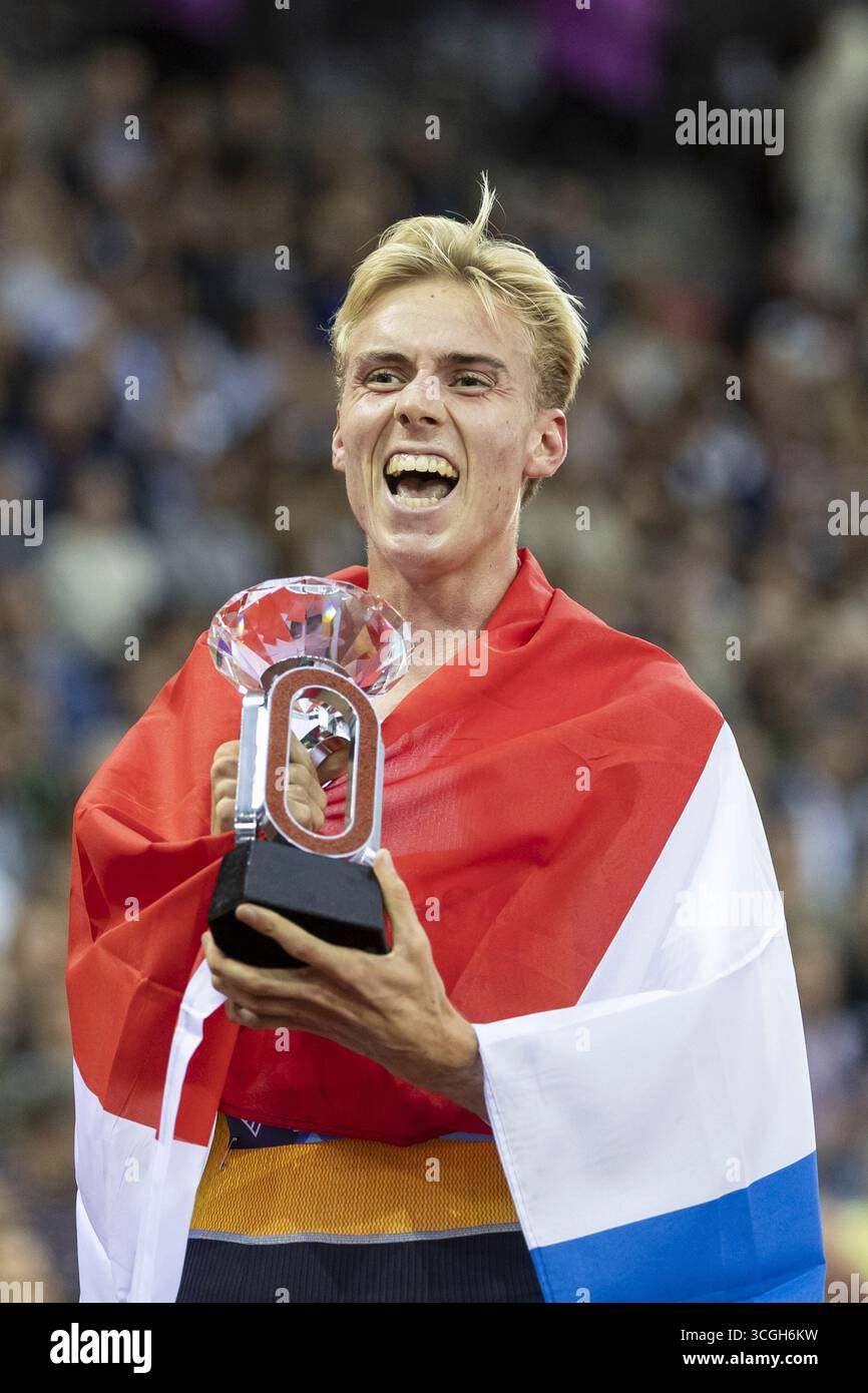 Niels Laros of Netherlands celebrates winning the men's 1500m ...
