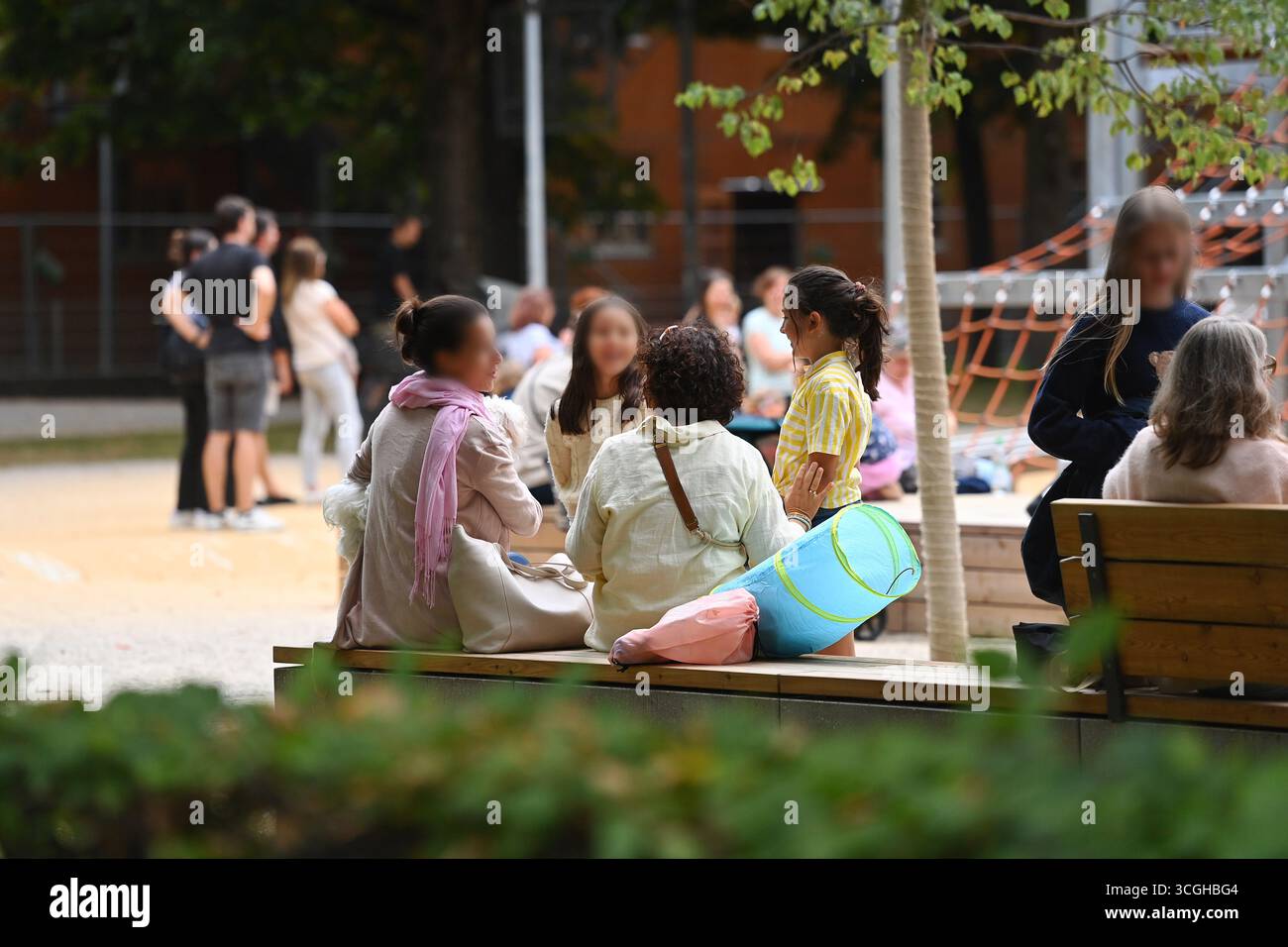 Munich, Deutschland. 28th Aug, 2025. Playground in Munich: children ...