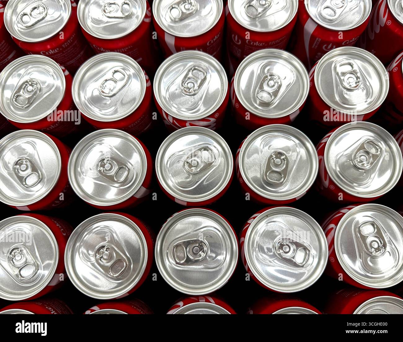 Mehrere Coca-Cola Coke Getränkedosen von oben *** Several Coca Cola ...