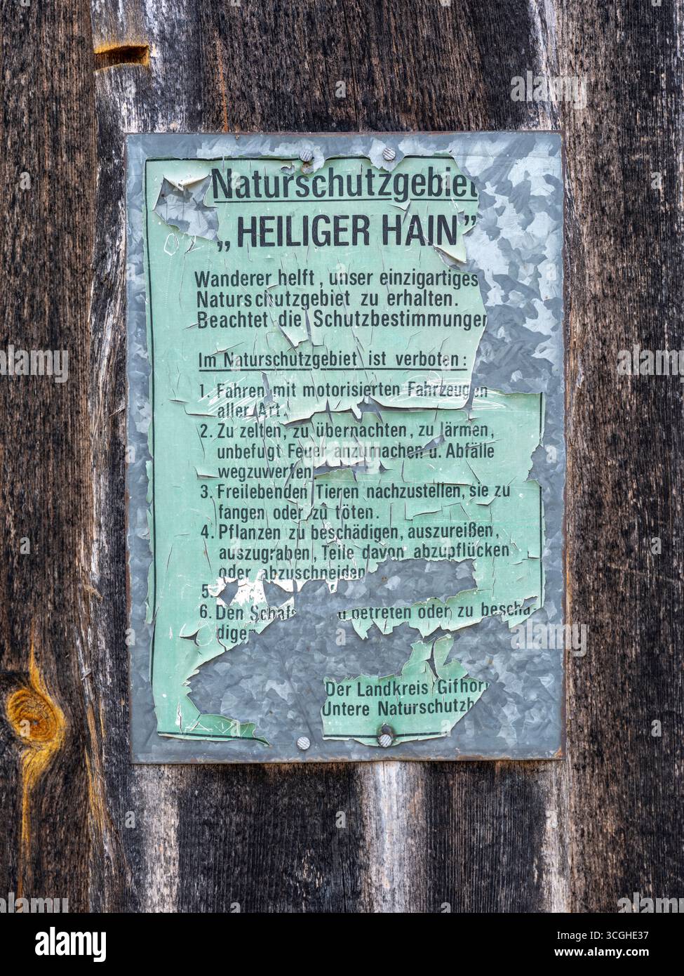 Teils abgeplatztes Hinweisschild für Wanderer im Naturschutzgebiet ...