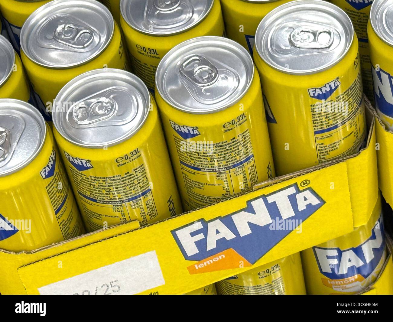 Mehrere Fanta Lemon Getränkedosen *** Several Fanta Lemon beverage cans ...