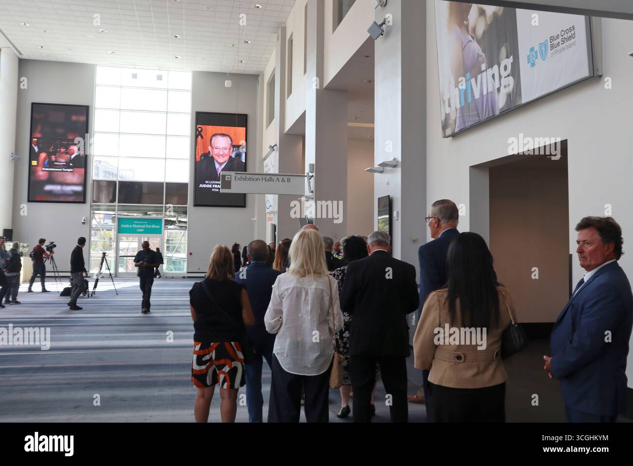 Mourners wait in line to pay their respects to former Judge Frank ...