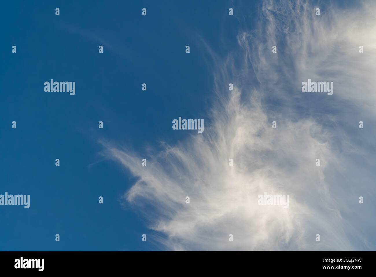 Elongated white cloud formation hi-res stock photography and images - Alamy