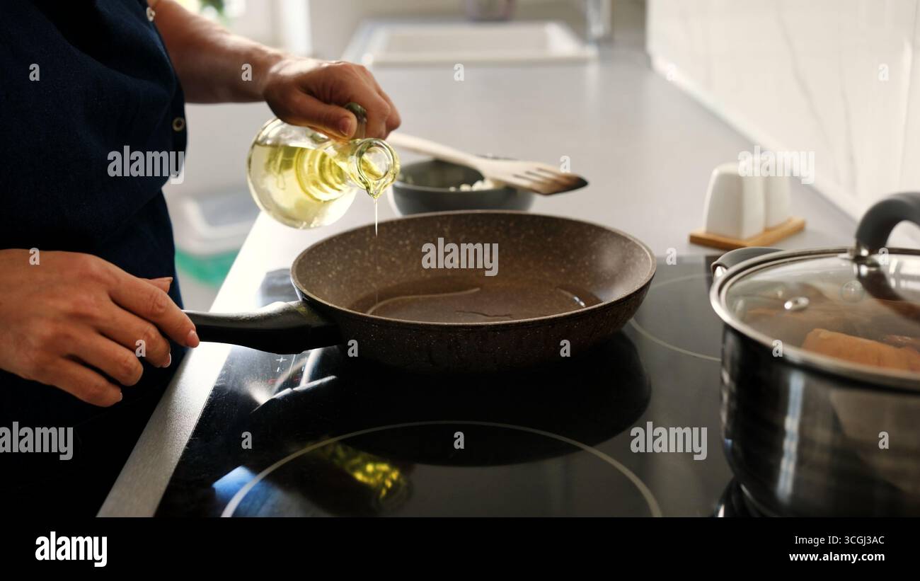 Process pouring oil pan hi-res stock photography and images - Alamy