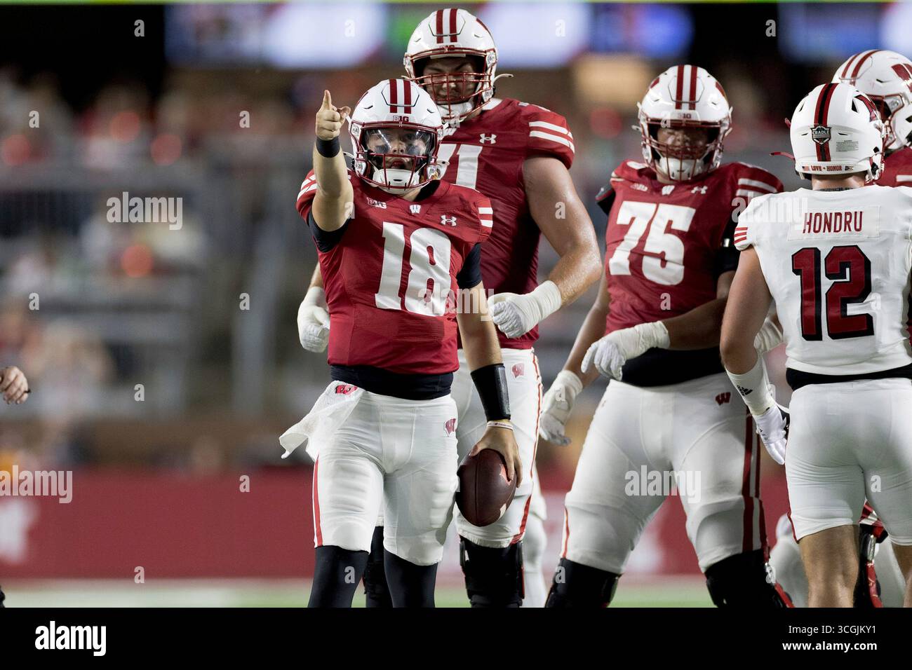 MADISON, WI - AUGUST 28: Wisconsin Badgers quarterback Danny O'Neil (18 ...