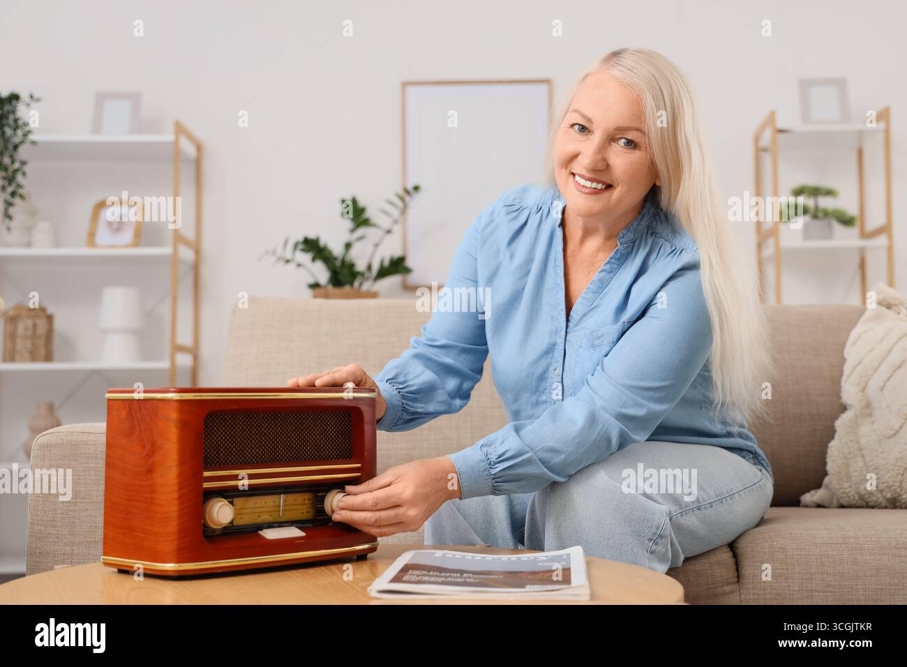 Senior woman vintage radio hi-res stock photography and images - Alamy