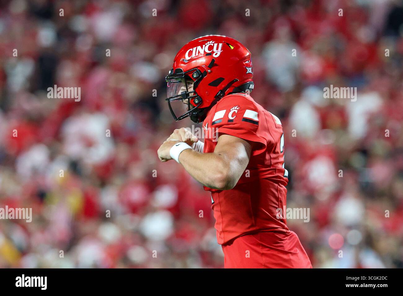 August 28, 2025: Cincinnati Bearcats quarterback Brendan Sorsby (2 ...