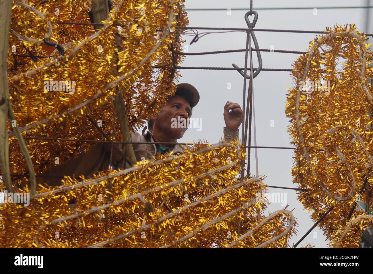 Installing decorations for the national holiday celebrations in Mexico ...