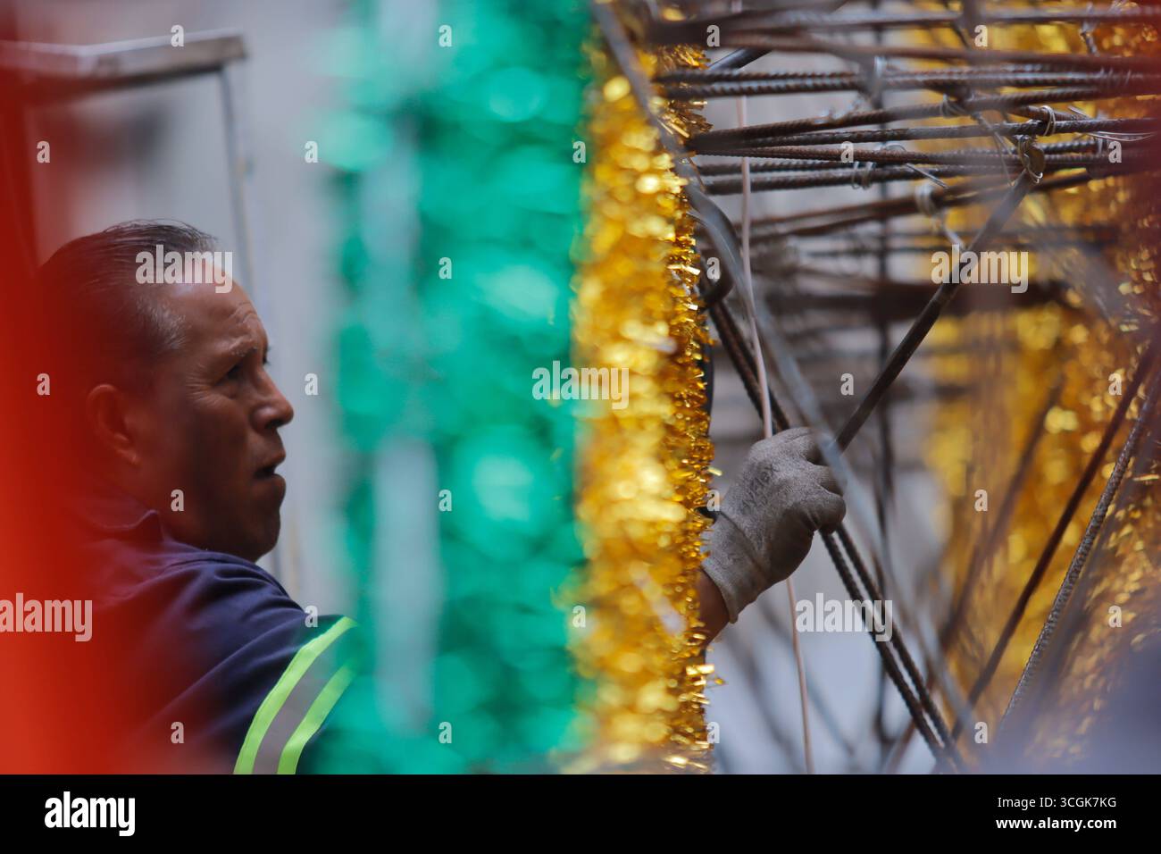 Installing decorations for the national holiday celebrations in Mexico ...
