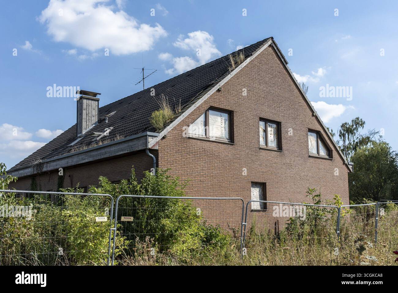Overgrown house behind fence hi-res stock photography and images - Alamy