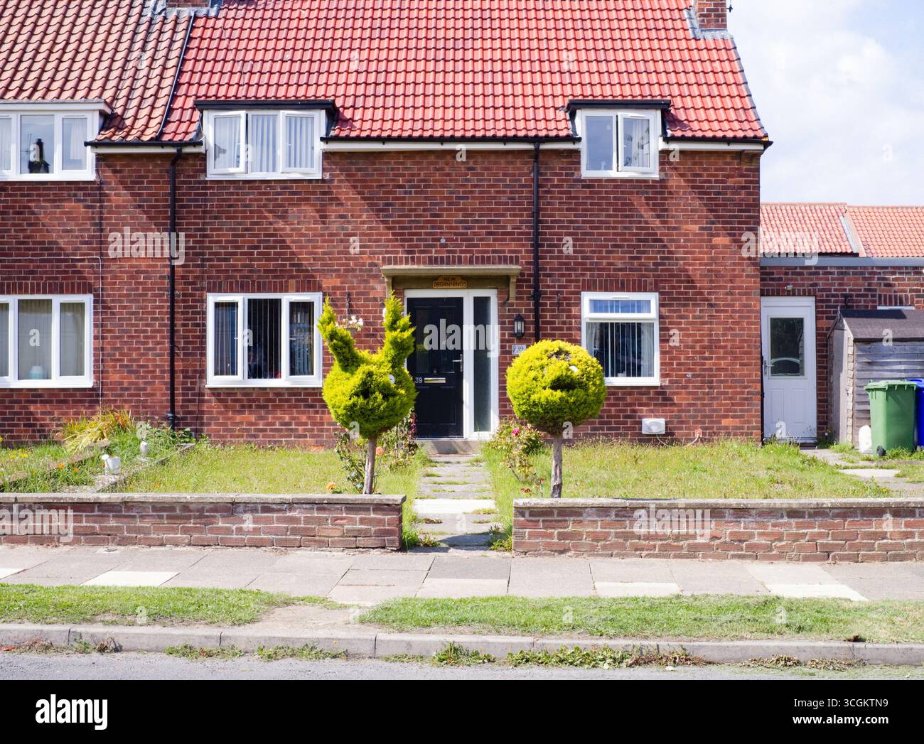 Straight hedges hi-res stock photography and images - Alamy