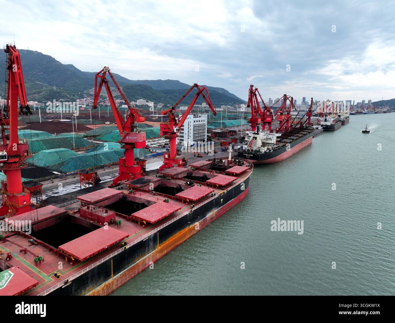 Aerial photo shows the ship unloading coals at Lianyungang Port in ...