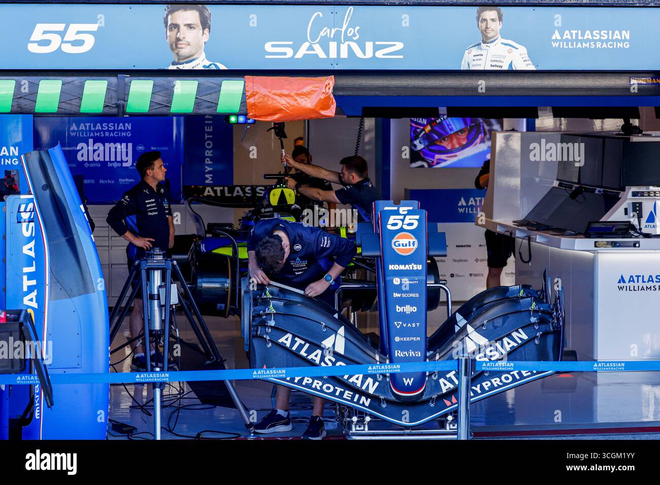 Williams mechanics prepare Carlos Sainz's car during the Formula 1 ...