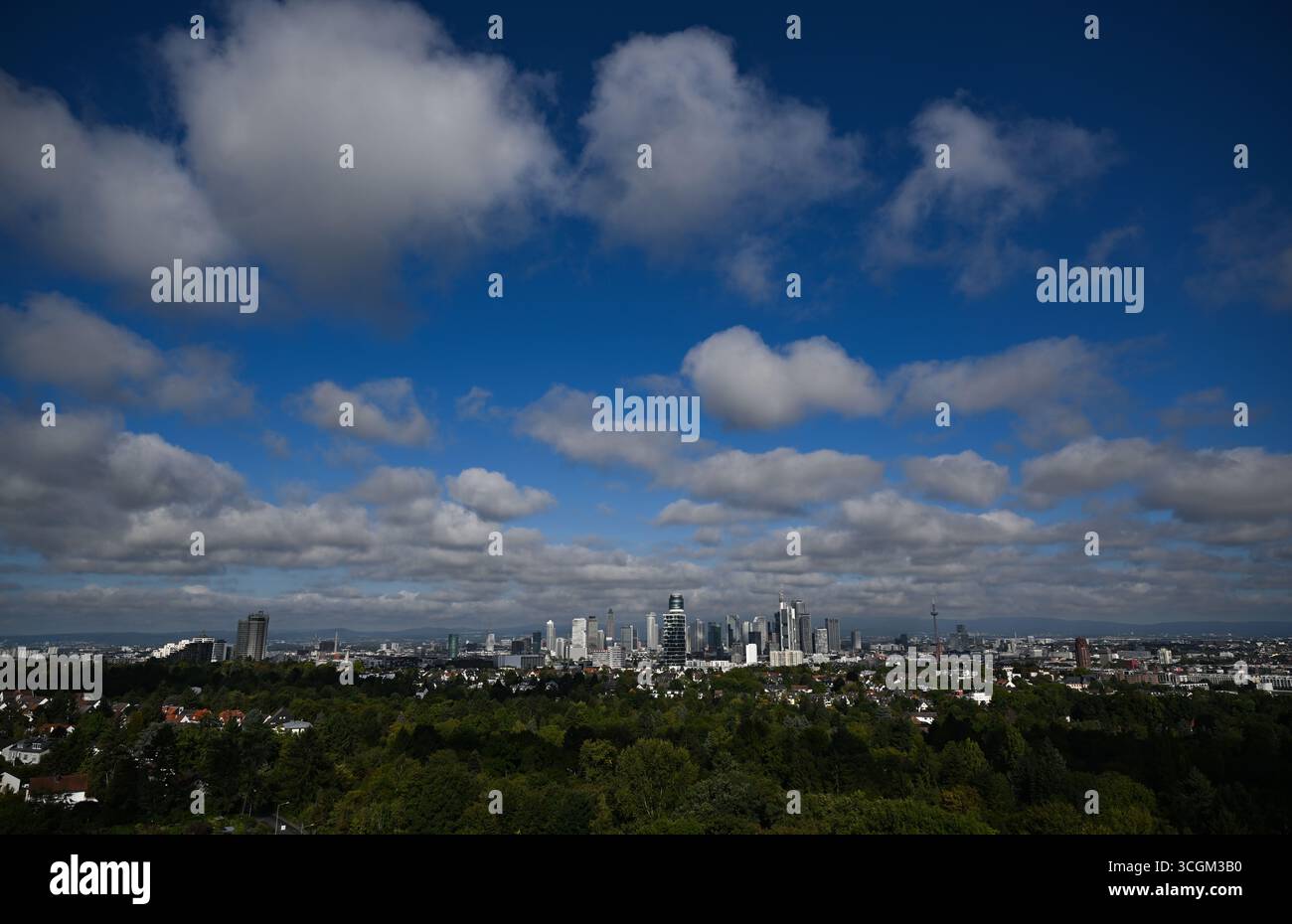 29 August 2025, Hesse, Frankfurt/Main: Clouds drift from the Taunus ...