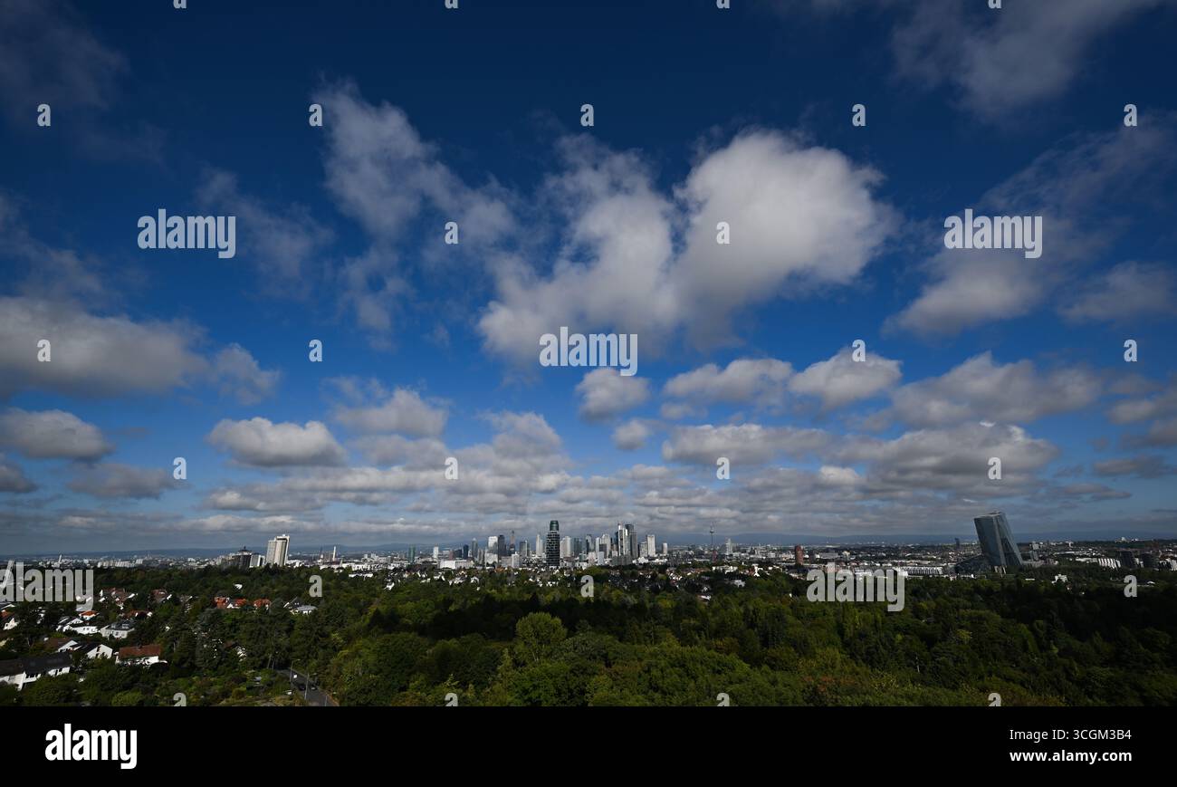 29 August 2025, Hesse, Frankfurt/Main: Clouds drift from the Taunus ...