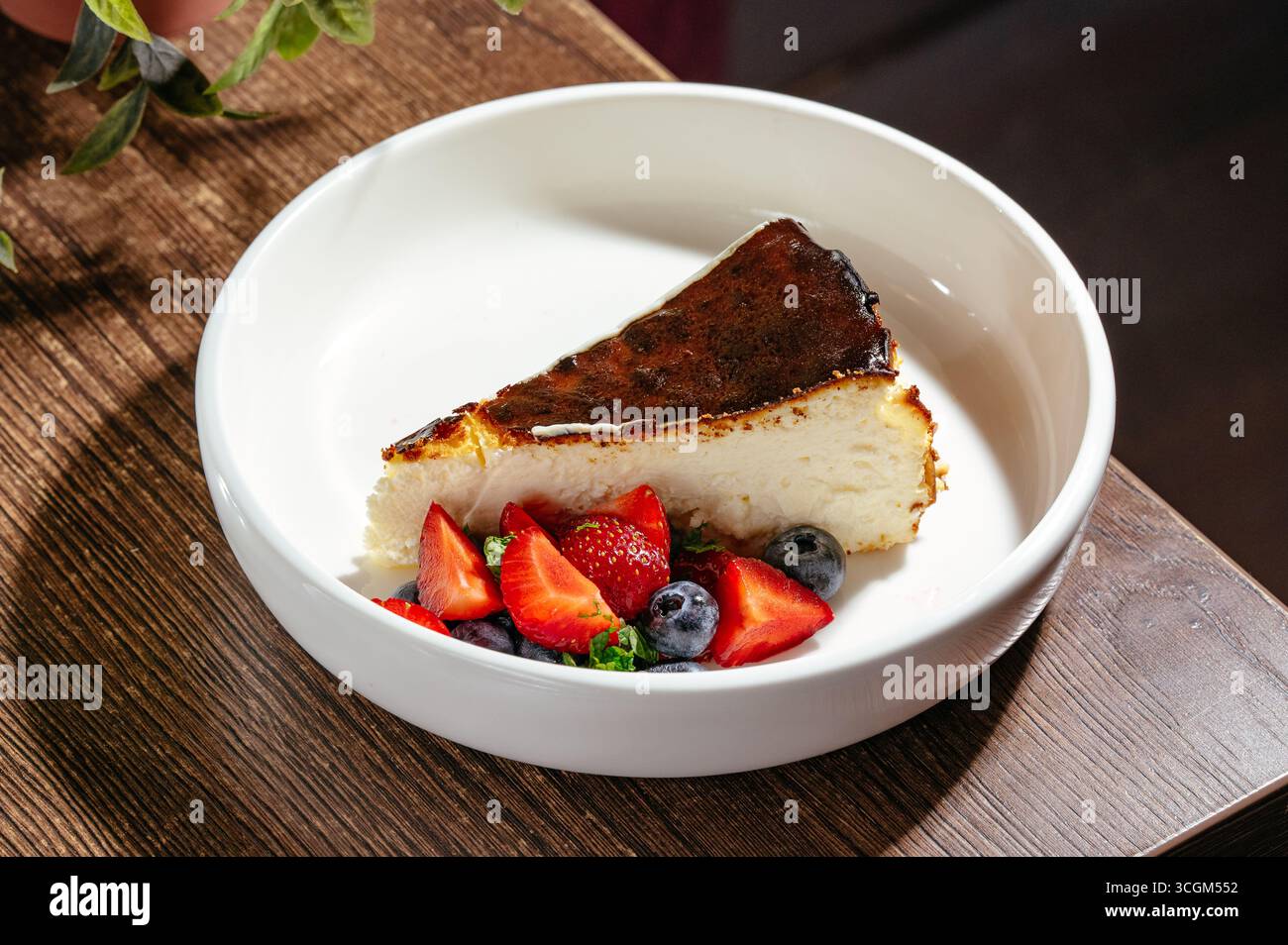 Red berry cheesecake hi-res stock photography and images - Alamy