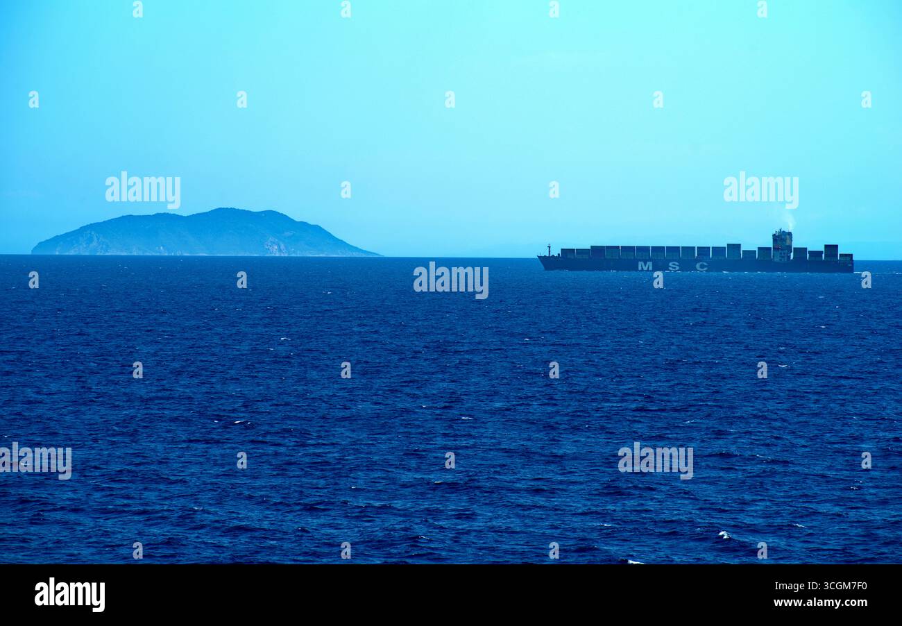 Veduta dal ponte di un traghetto, del mare Adriatico con una nave in ...