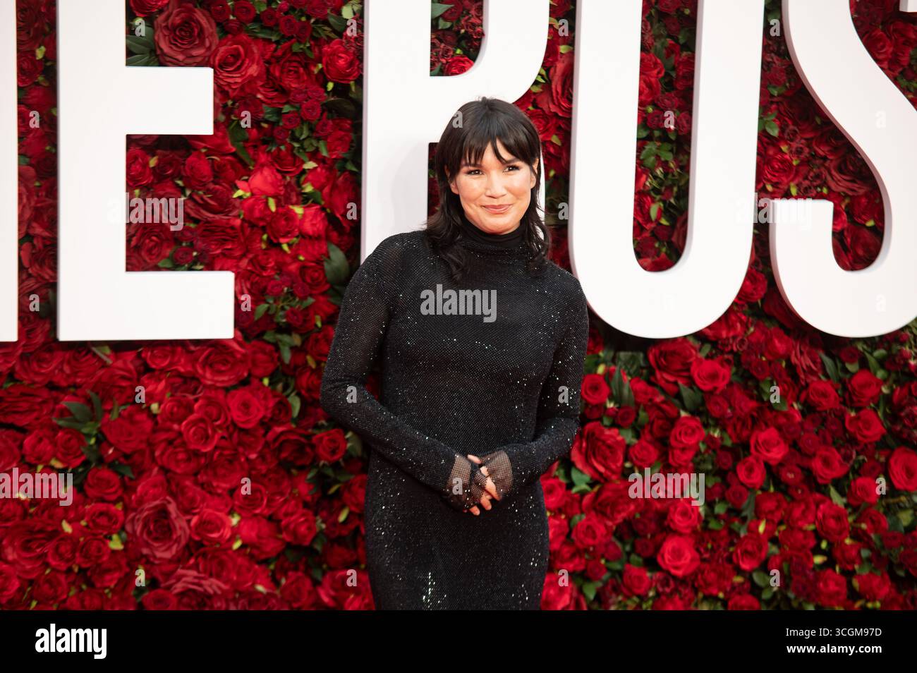 Zoe Chao poaa for photographers at the premiere Stock Photo - Alamy