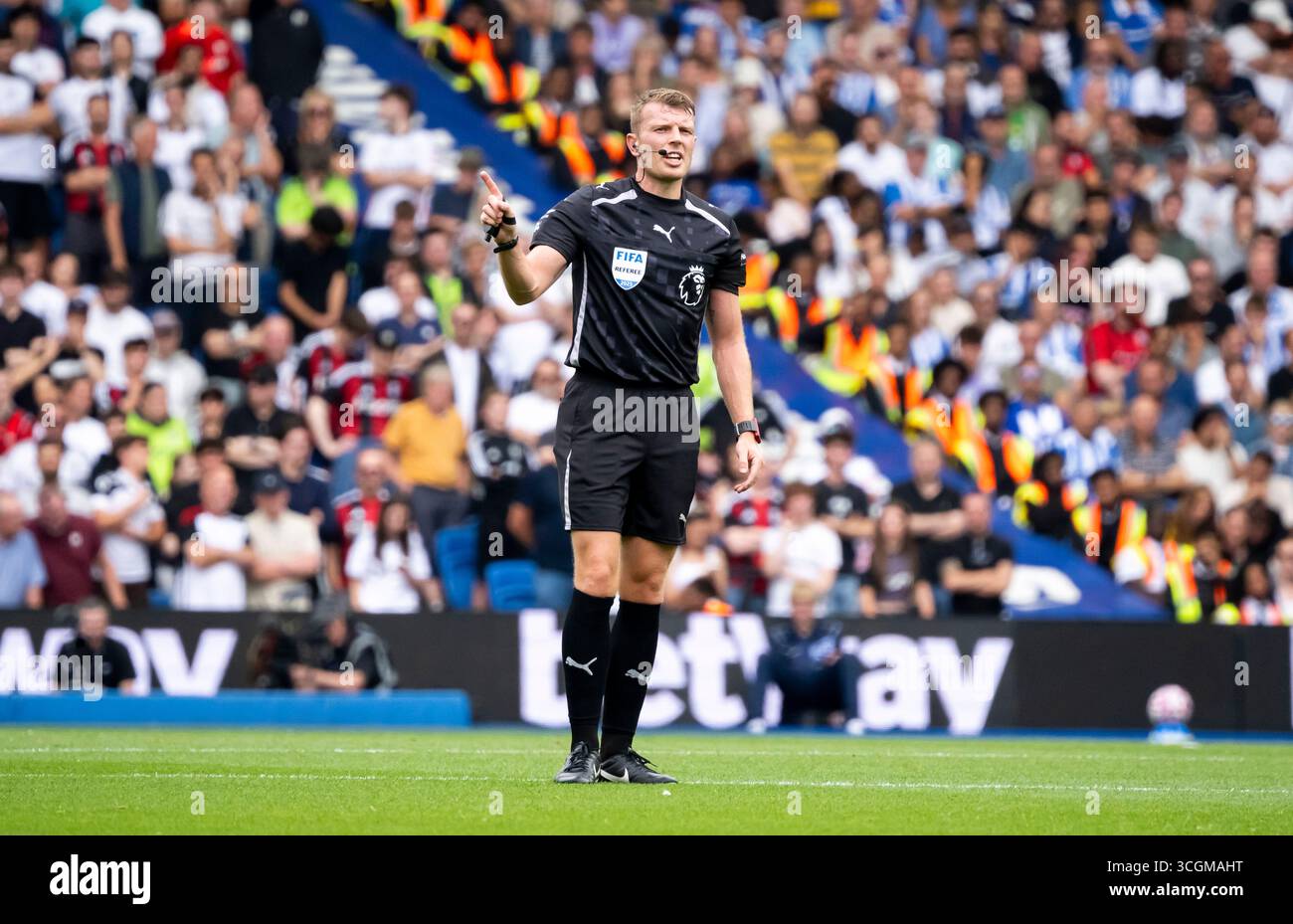 Professional football referee sam barrott hi-res stock photography and ...