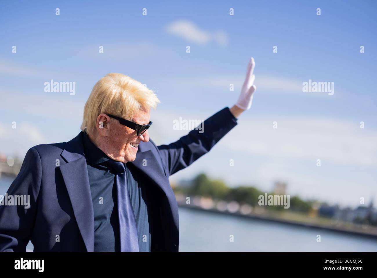 29 August 2025, North Rhine-Westphalia, Cologne: Pop singer Heino waves ...