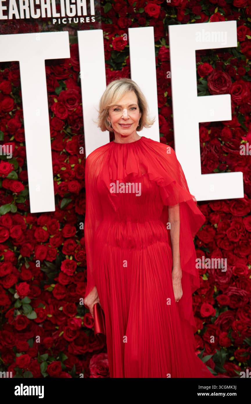 London, United Kingdom. 28th August 2028. Alison Janney is stunning in ...