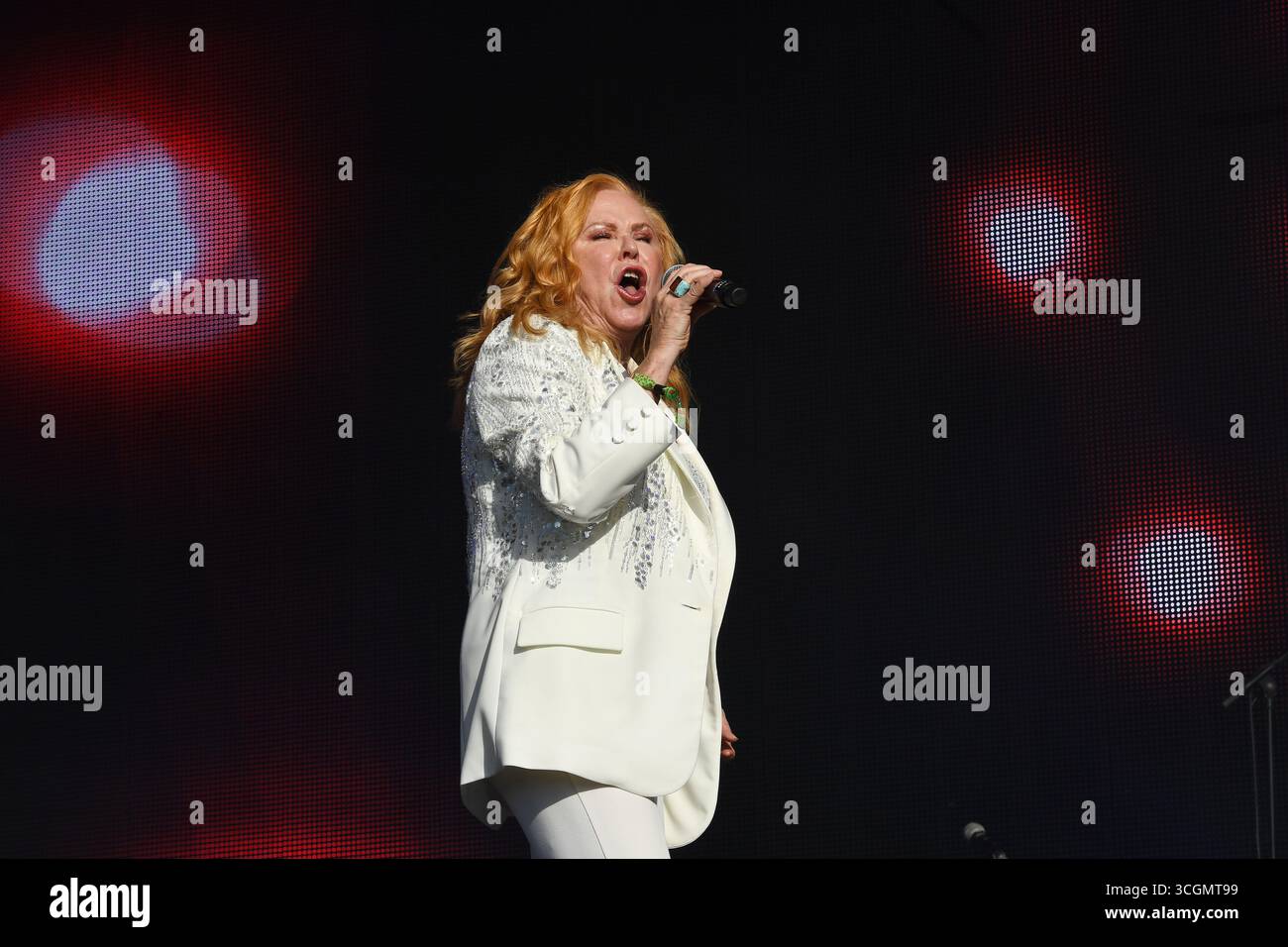 HENLEY-ON-THAMES, ENGLAND - AUGUST 17: Carol Decker of ’T’Pau ...