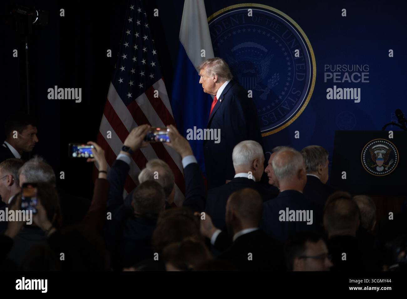 Donald trump side profile hi-res stock photography and images - Alamy