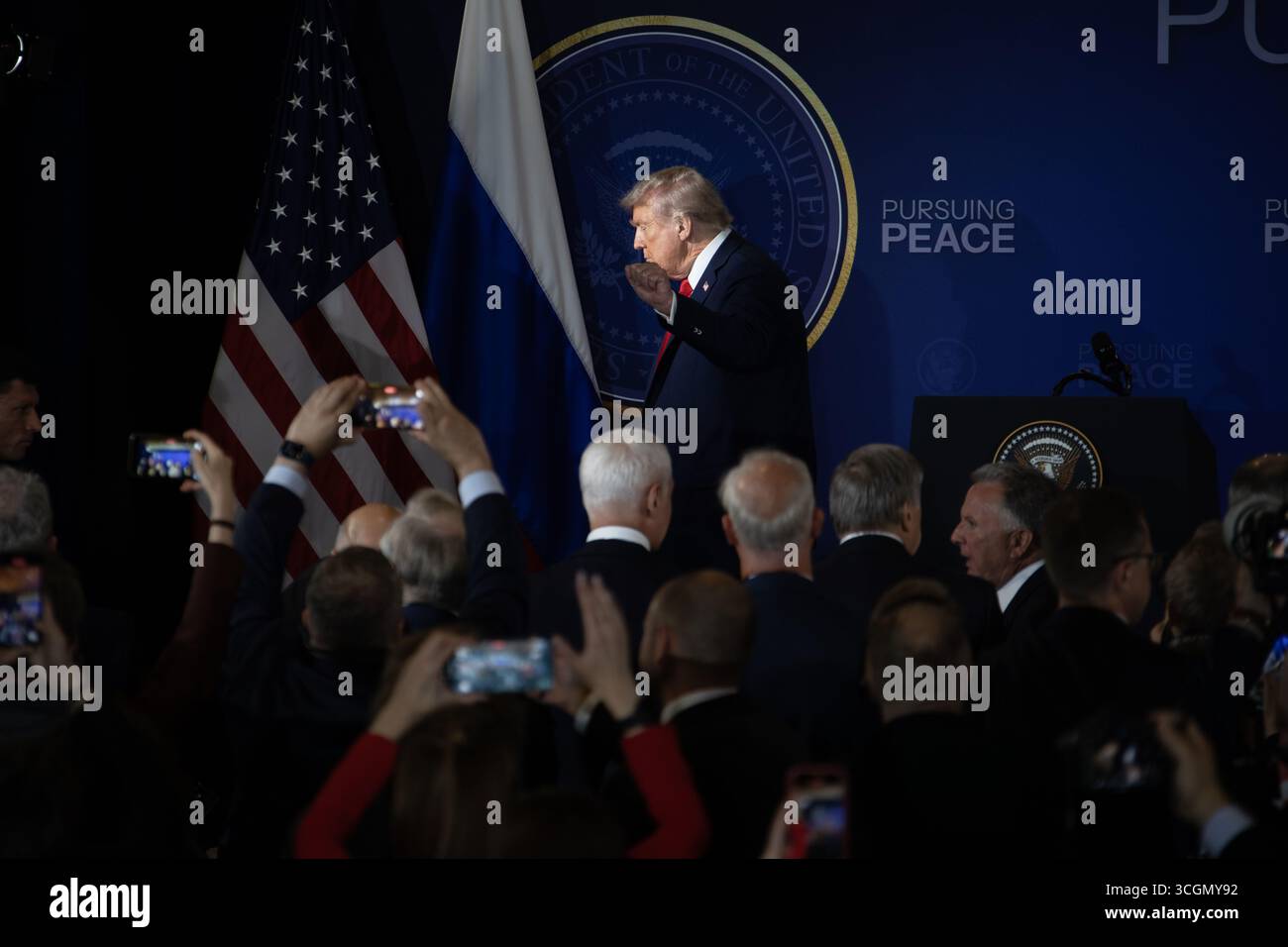 Donald trump side view hi-res stock photography and images - Alamy