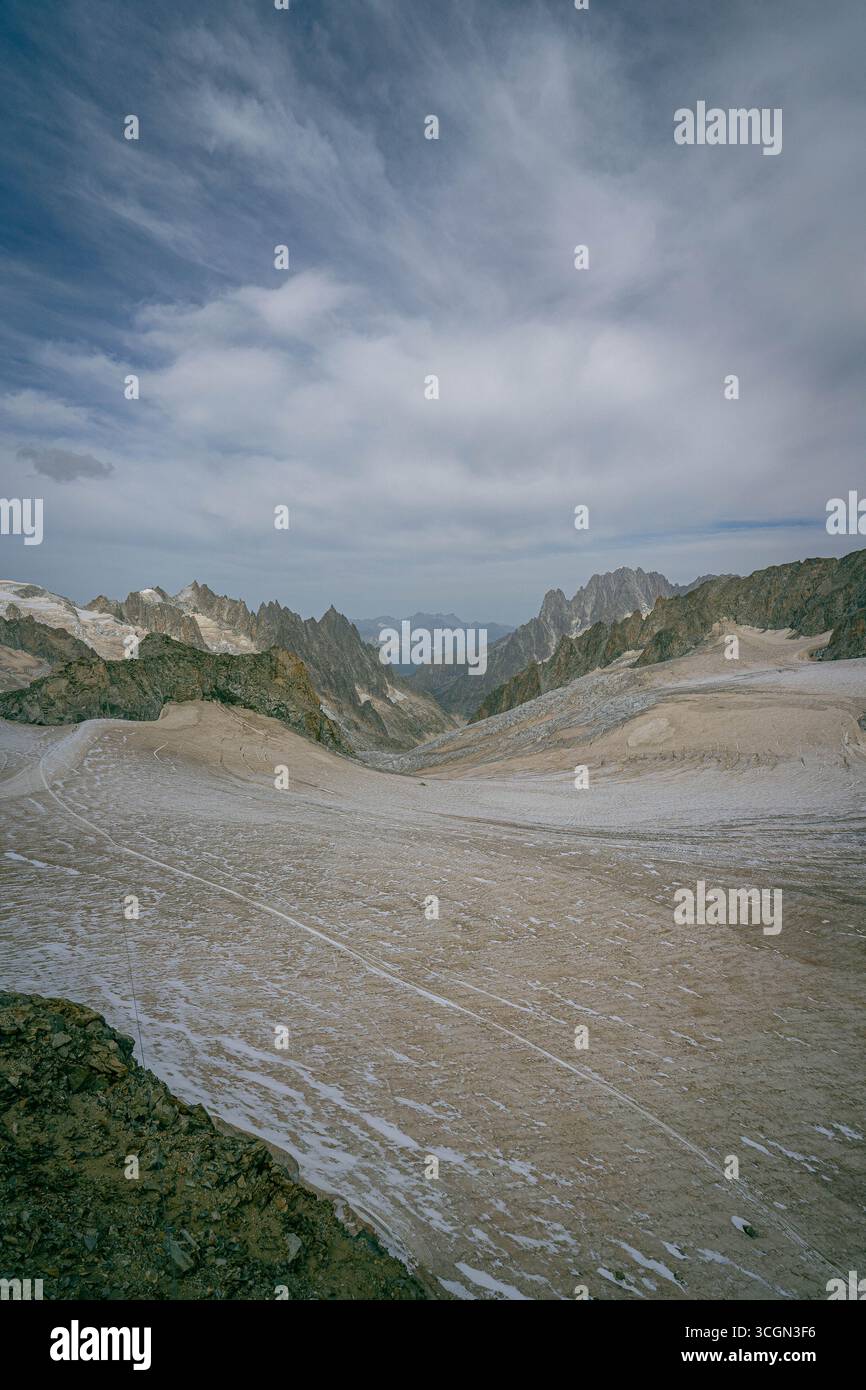 Expansive snowfields hi-res stock photography and images - Alamy