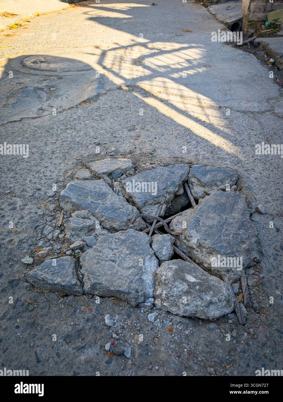 Exposed rebar cracked concrete hi-res stock photography and images - Alamy