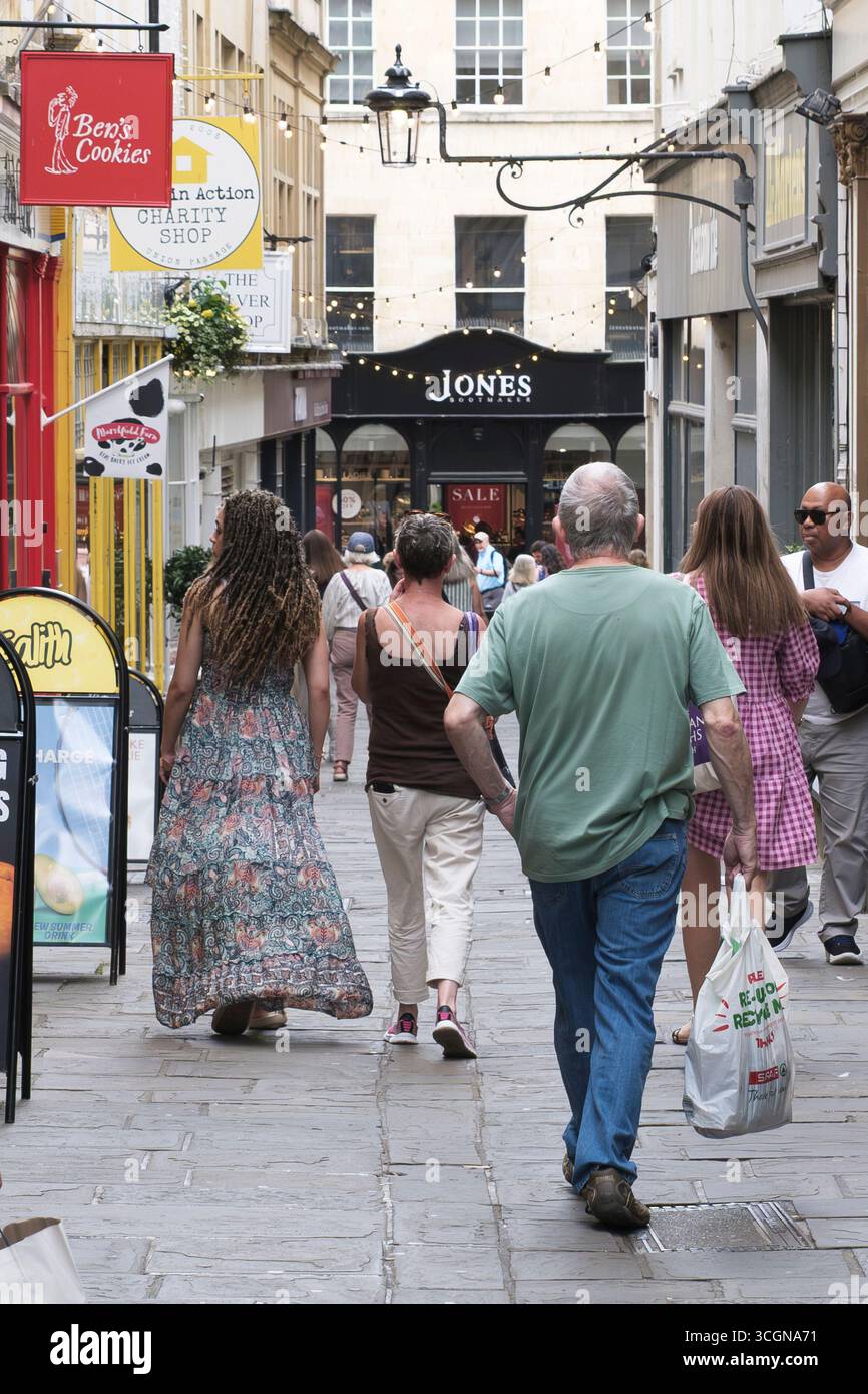 Shoppers walking down Union Passage in the Historic city of Bath ...
