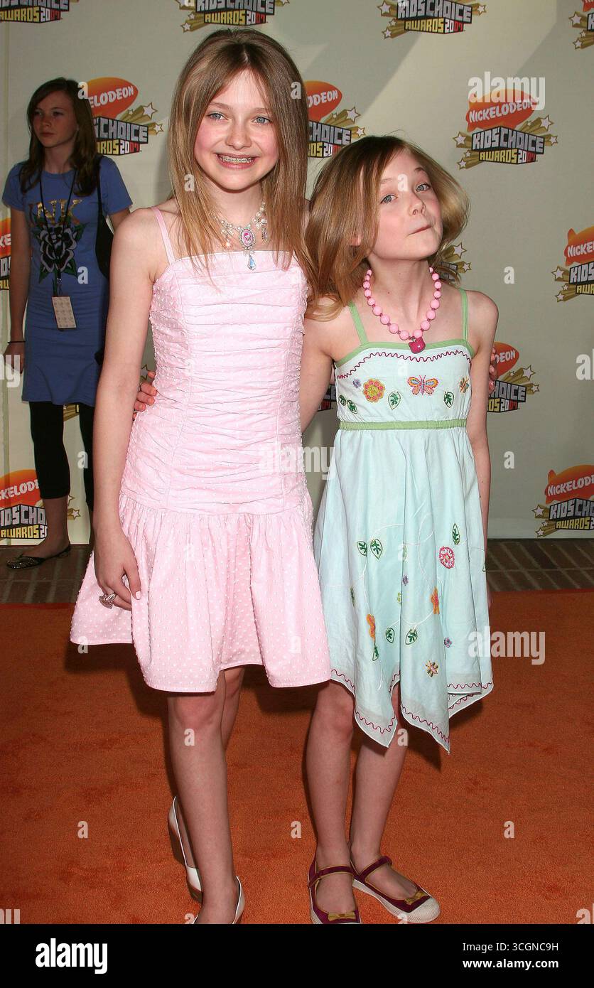 Dakota and Elle Fanning at the 20th Nickelodeon Kids Choice Awards held ...