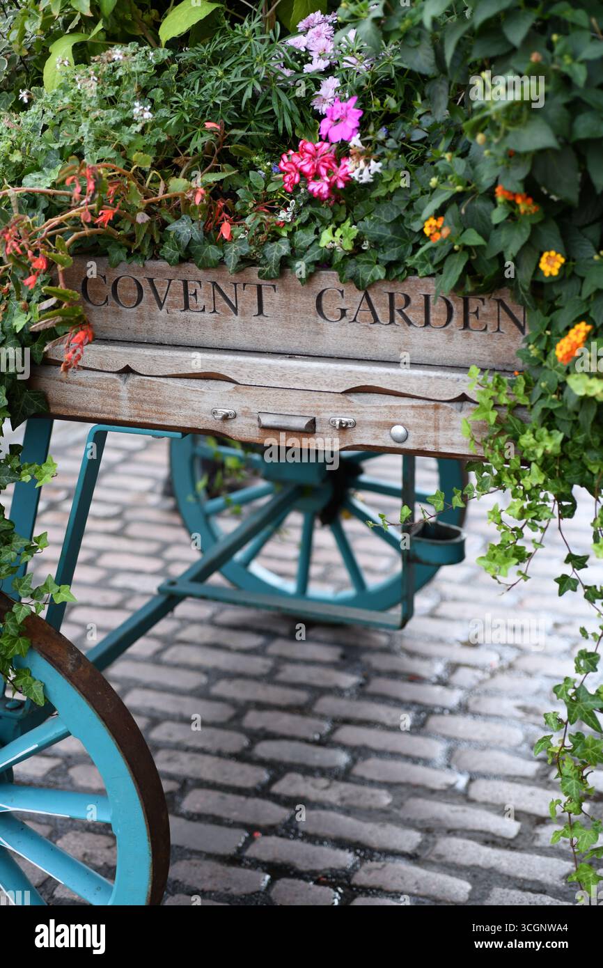 Walking around covent garden hi-res stock photography and images - Alamy