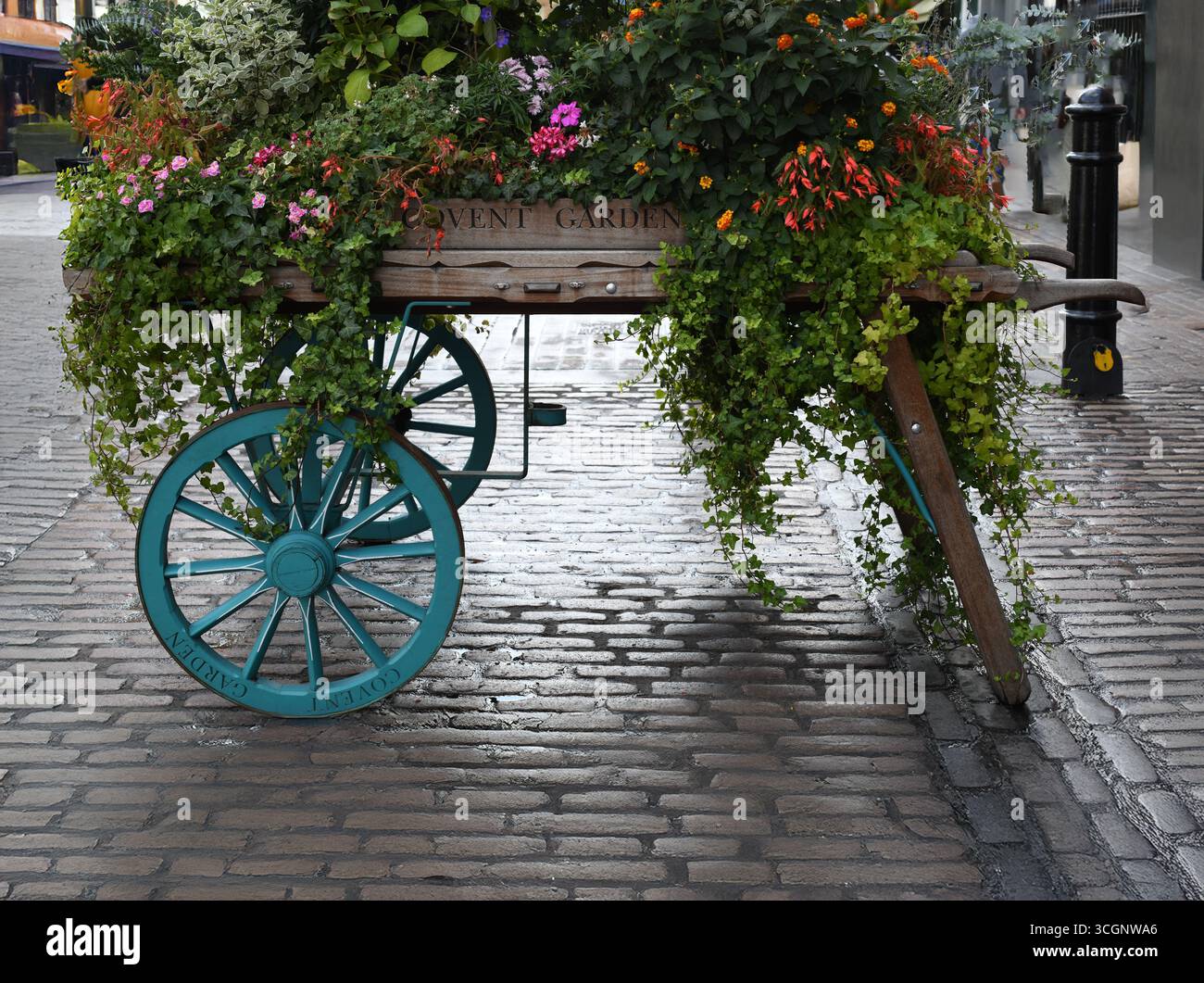 Walking around covent garden hi-res stock photography and images - Alamy
