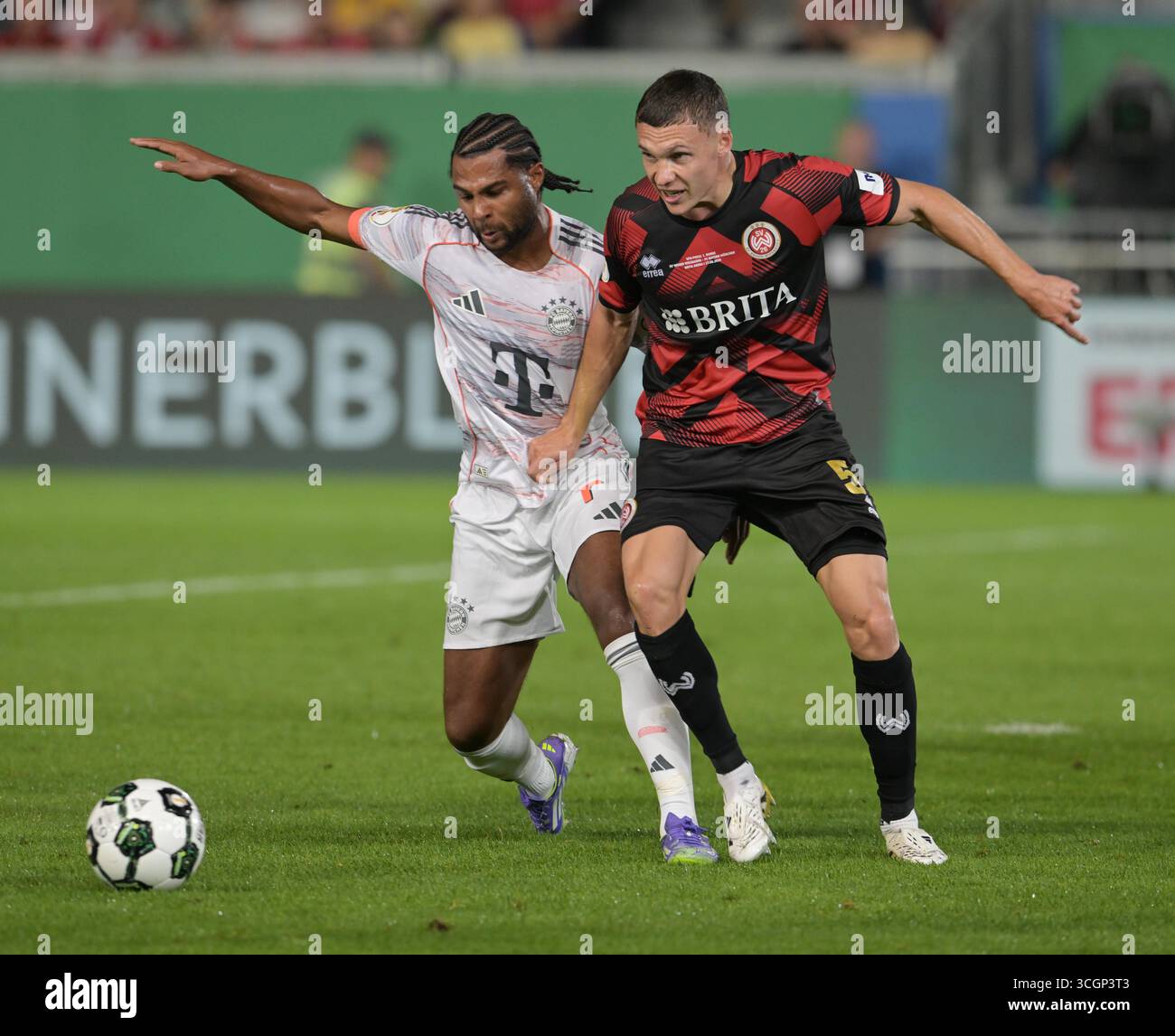 Serge. Gnabry. (Li). Gegen Niklas May fotografiert beim Fußball DFB Pokal Spiel Wehen Wiesbaden ...