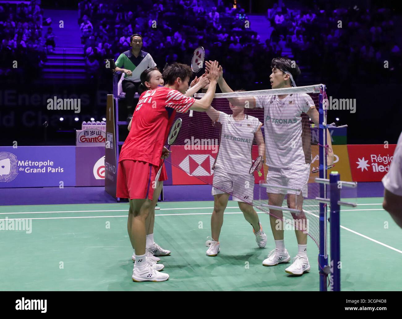 (250829) -- PARIS, Aug. 29, 2025 (Xinhua) -- Jiang Zhenbang (2nd L)/Wei Yaxin (1st L) of China ...