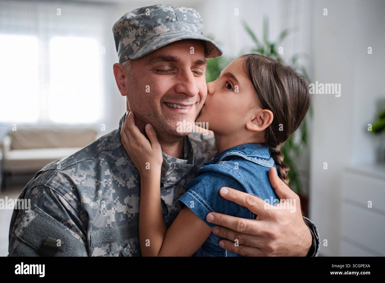 Daughter american army father hi-res stock photography and images - Alamy
