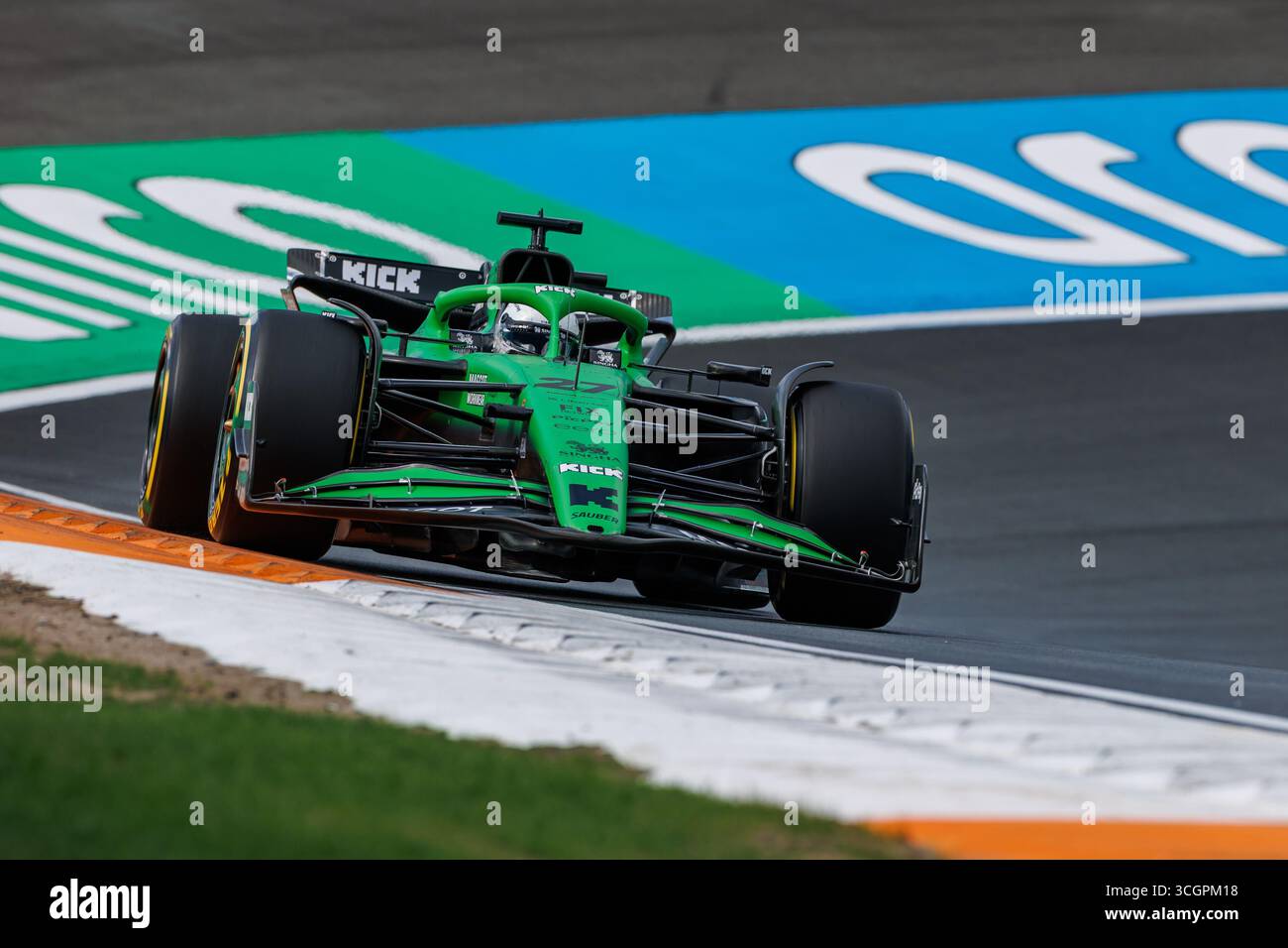 Nico Huelkenberg (Stake F1 Team Kick Sauber, #27) mit seinem Auto auf ...