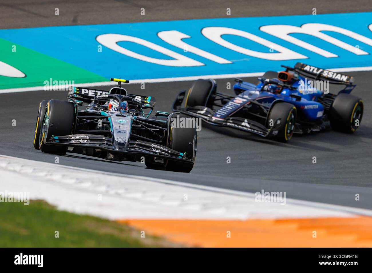 Andrea Kimi Antonelli (Mercedes AMG Petronas Formula One Team, #12) mit seinem Auto auf der ...