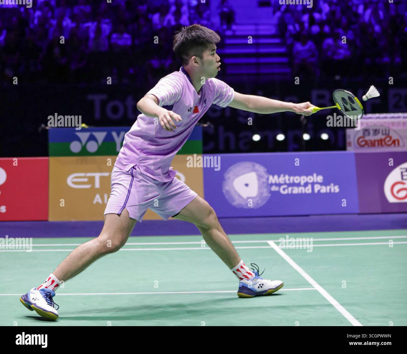 (250829) -- PARIS, Aug. 29, 2025 (Xinhua) -- Weng Hongyang competes ...