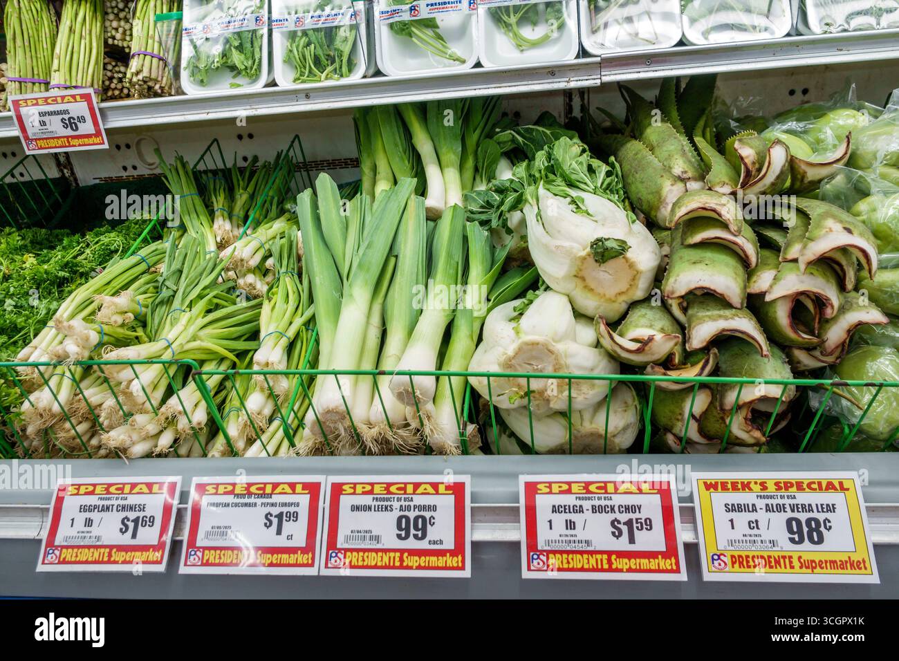 Signs organic produce vegetable hi-res stock photography and images - Alamy