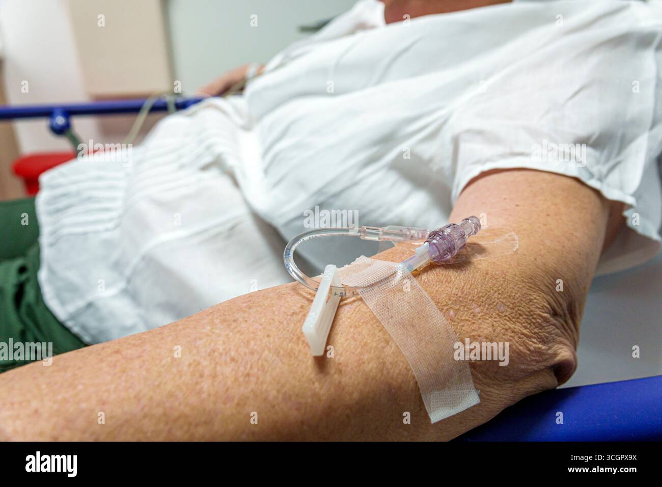 Iv needle senior hi-res stock photography and images - Alamy