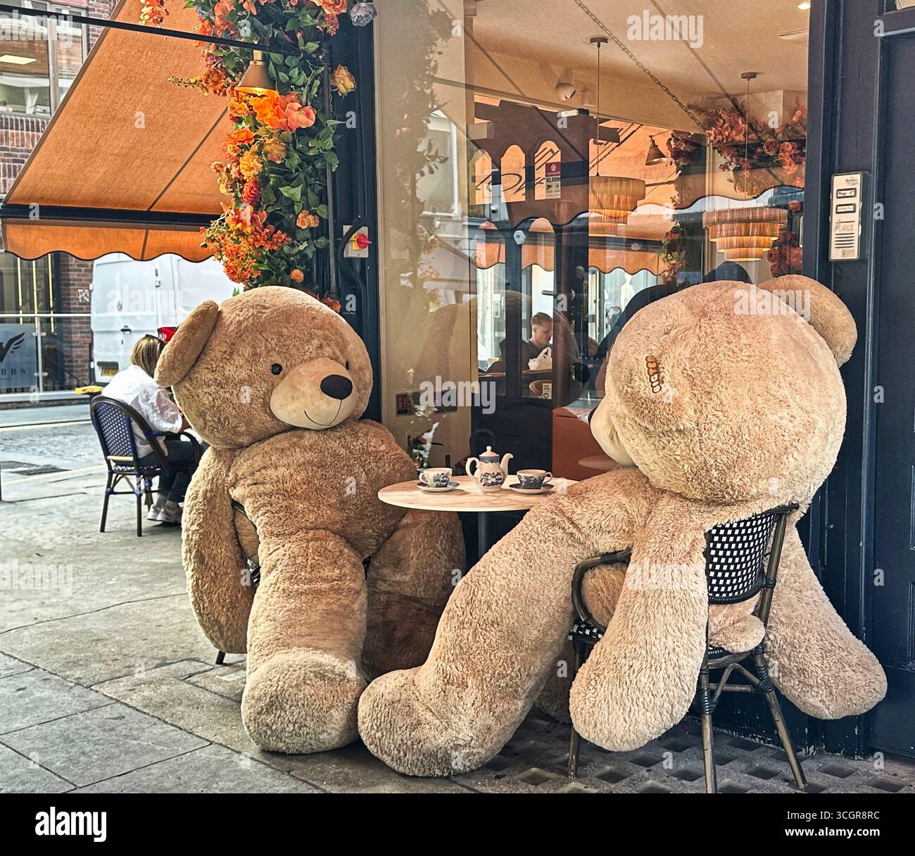 London, UK 28t/8/25 Two giant Paddington Bears outside the Brunch Restaurant, on Woodstock ...