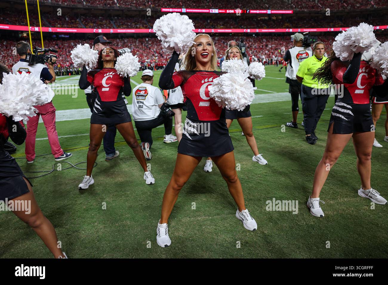 August 28, 2025: A Cincinnati Bearcats cheerleader performs during an ...